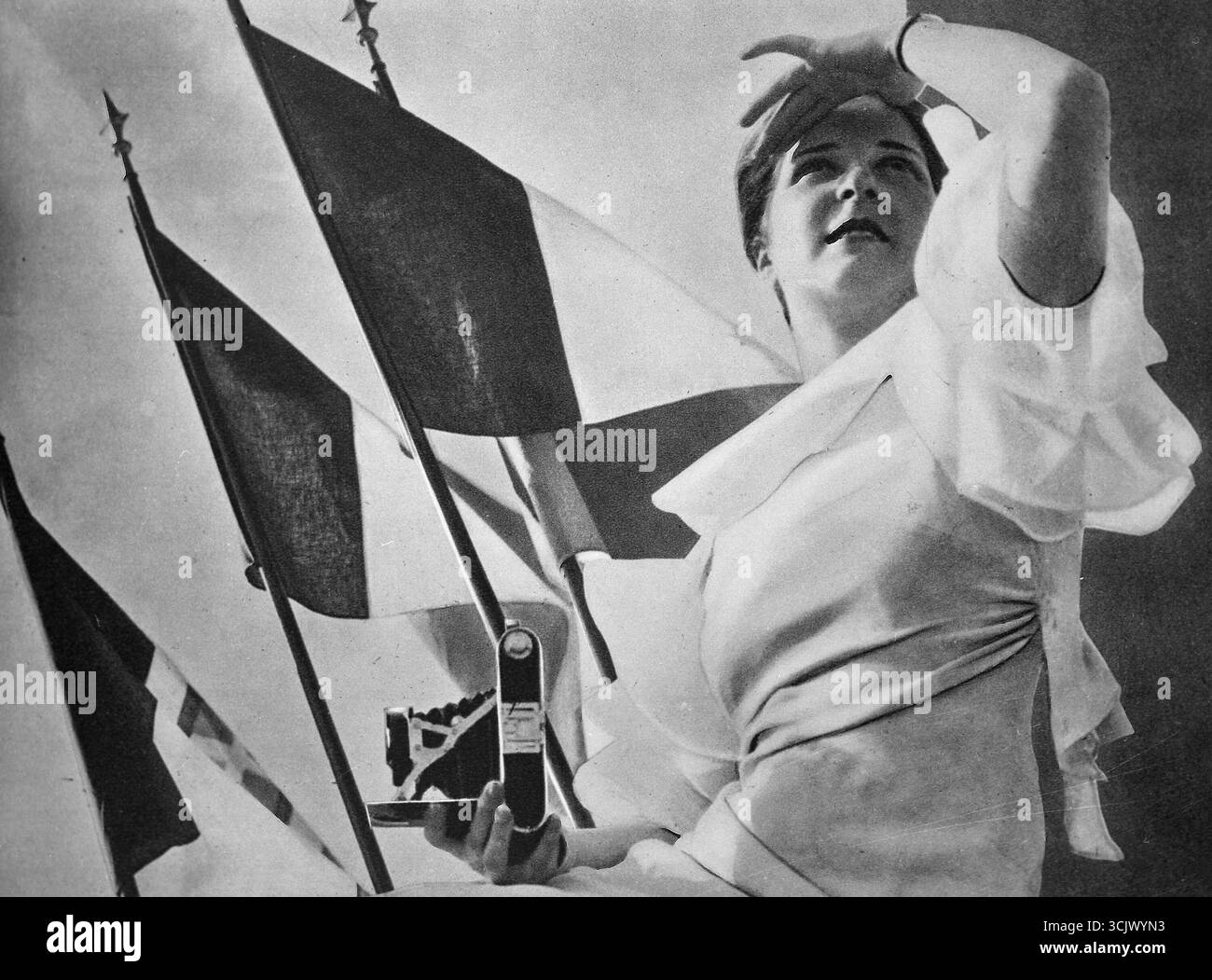 Woman with camera 1950s Black and White Stock Photos & Images - Alamy