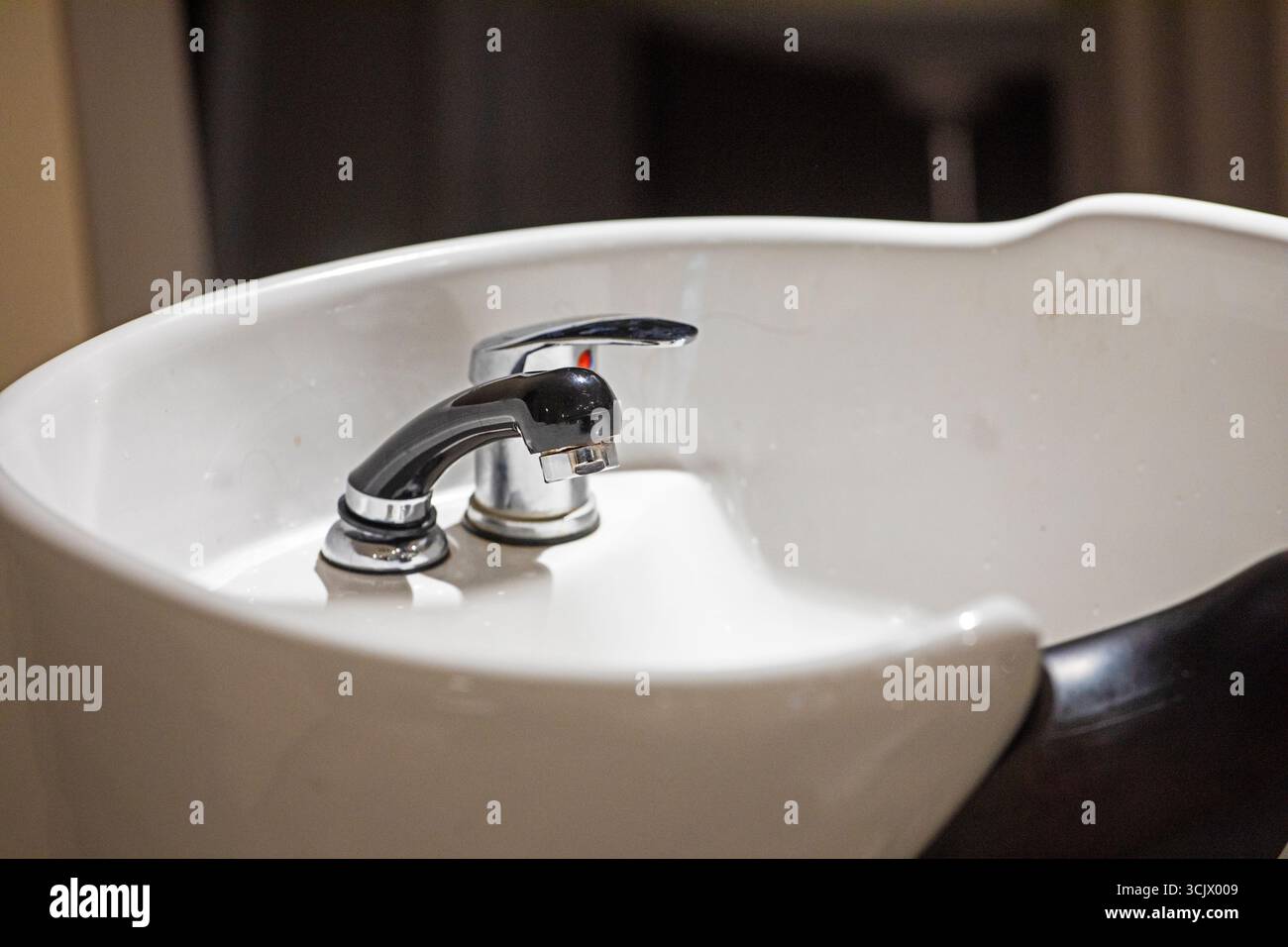 Sink washing head in hi-res stock photography and images - Alamy