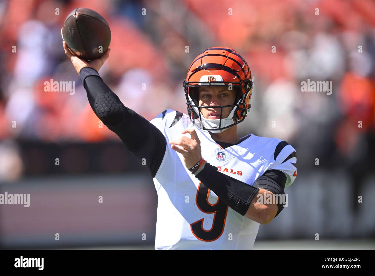 Cincinnati Bengals quarterback Joe Burrow (9) warms up before an NFL ...