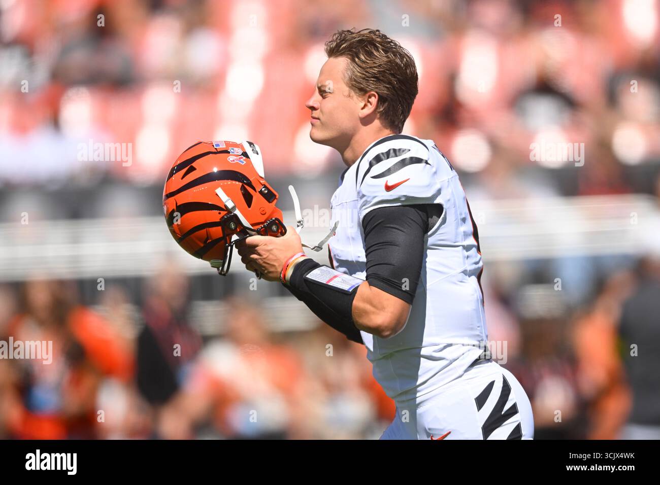 Cincinnati Bengals quarterback Joe Burrow (9) warms up before an NFL ...