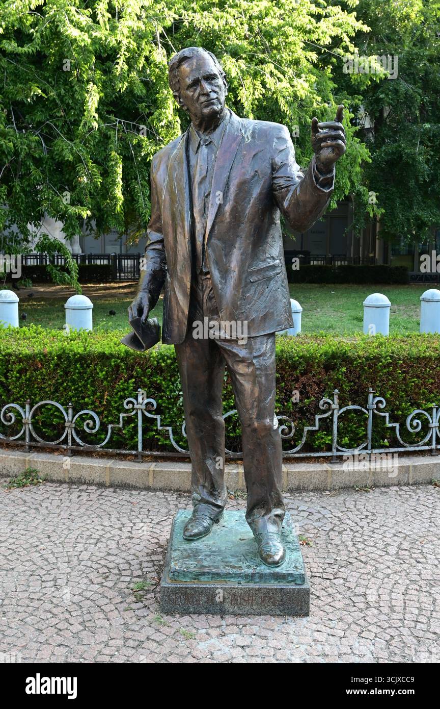 Statue of George Bush Senior in Budapest, Hungary Stock Photo - Alamy