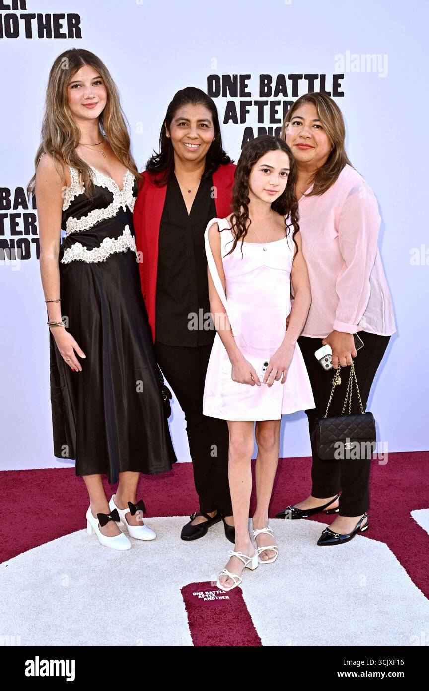 Lucy Anderson mit Gästen bei der Weltpremiere des Kinofilms One Battle ...