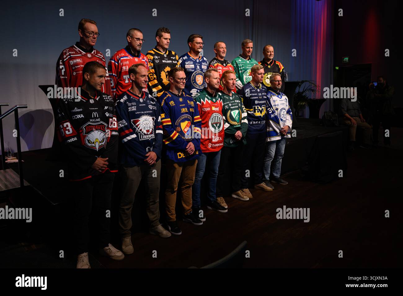 250909 Tränarna poserar för en gruppbild under SHL:s upptaktsträff den ...