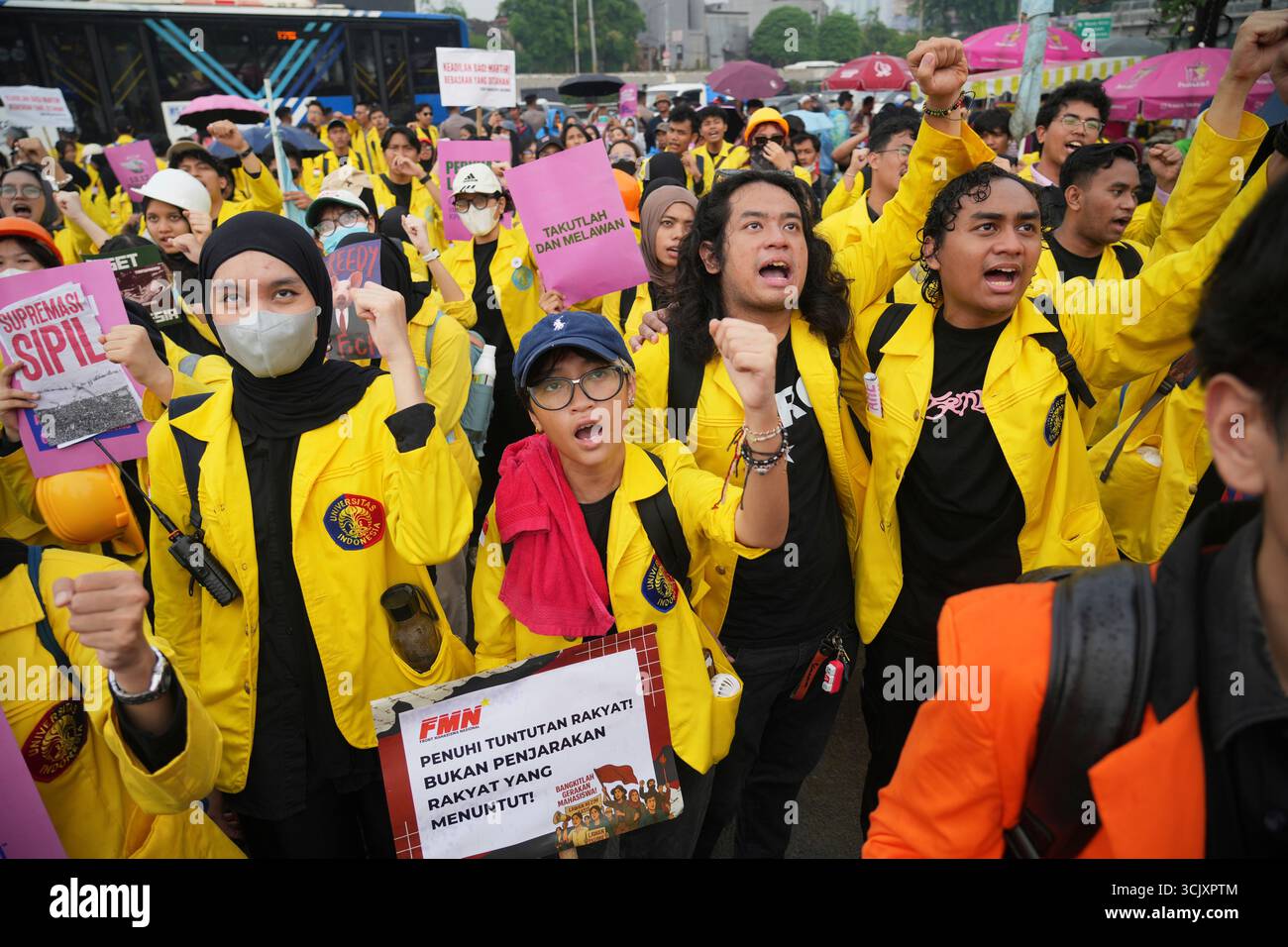 Student protesters shout slogans during a rally against corruption ...