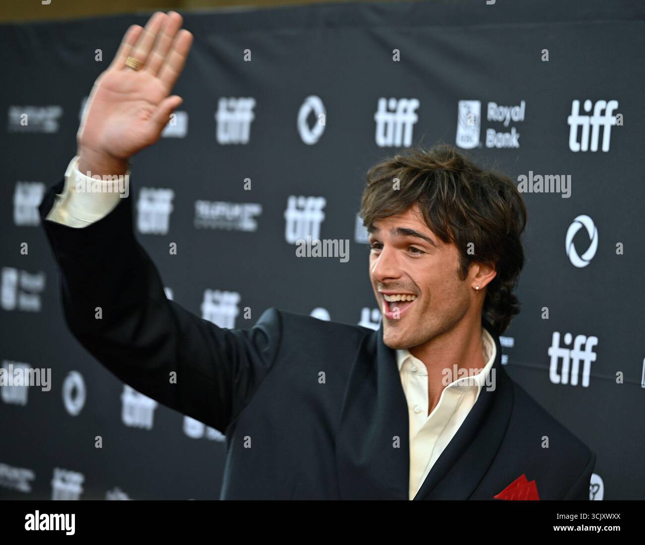 Toronto, Canada. 08th Sep, 2025. Jacob Elordi waves to fans as he ...