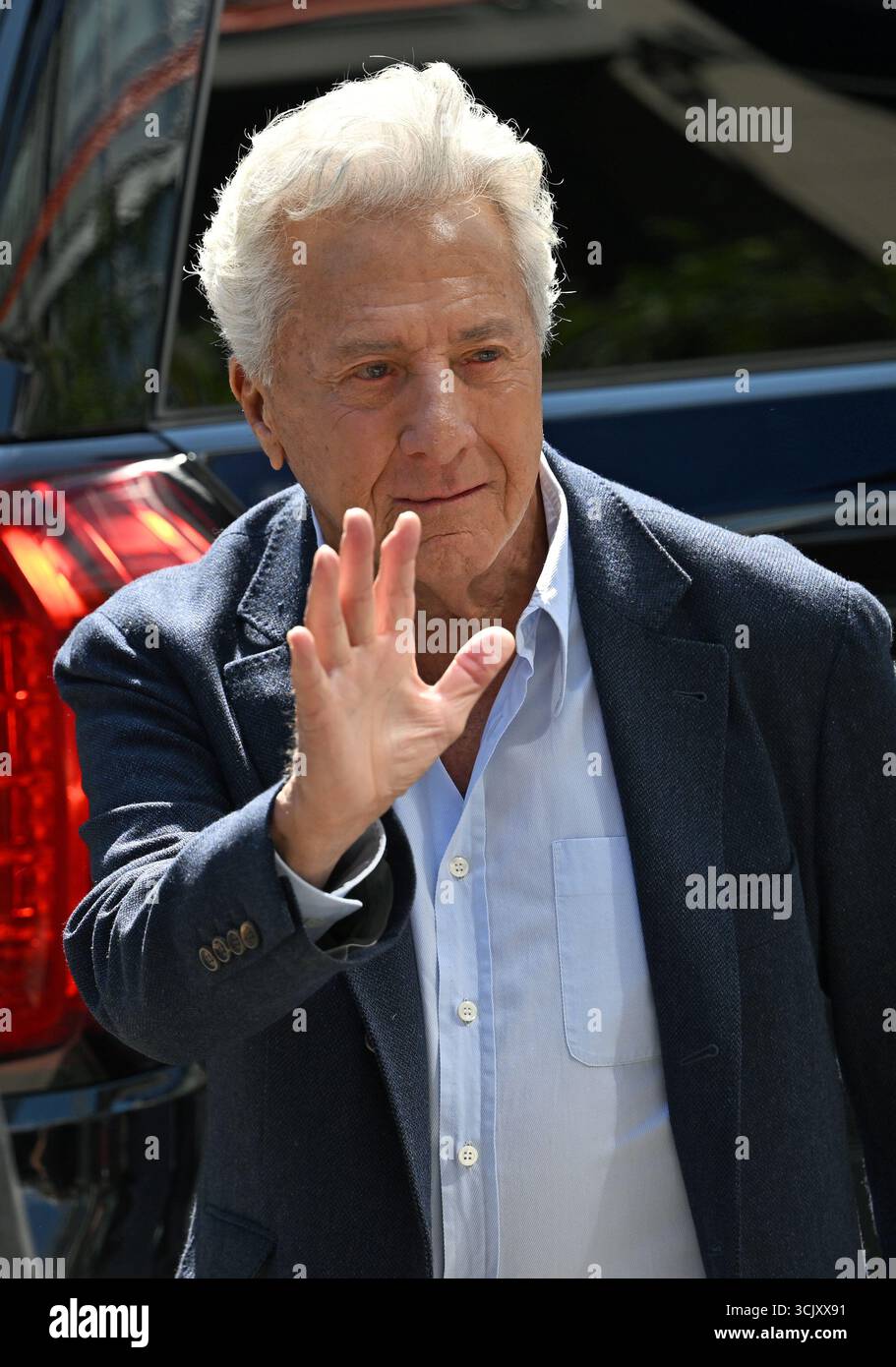 Dustin Hoffman waves to fans as he arrives for the Toronto ...