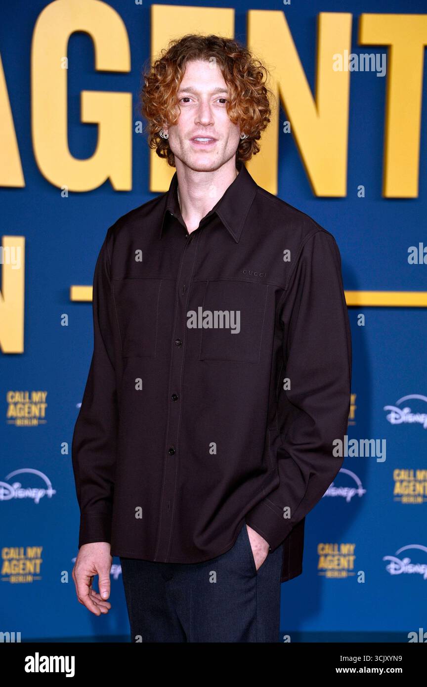 Daniel Donskoy bei der Premiere der Disney Serie Call My Agent Berlin ...