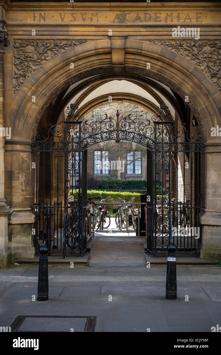 Arched gate historic building hi-res stock photography and images - Alamy