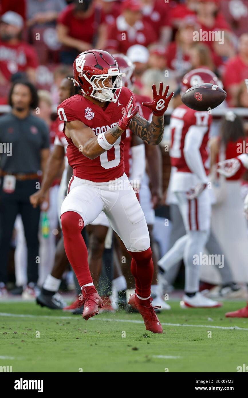 Oklahoma running back Jaydn Ott (0) warms up before an NCAA college ...