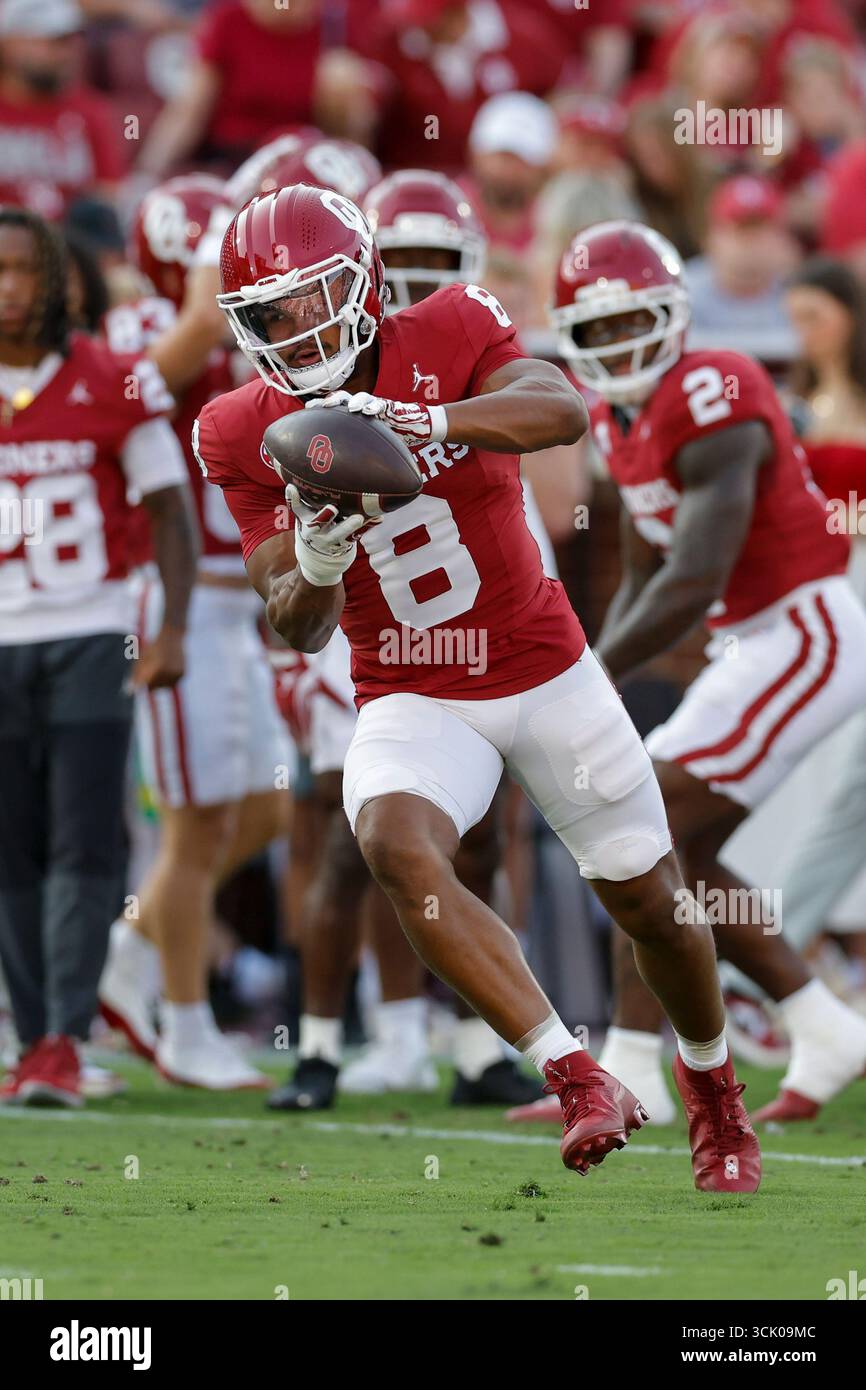 Oklahoma running back Taylor Tatum (8) warms up before an NCAA college ...