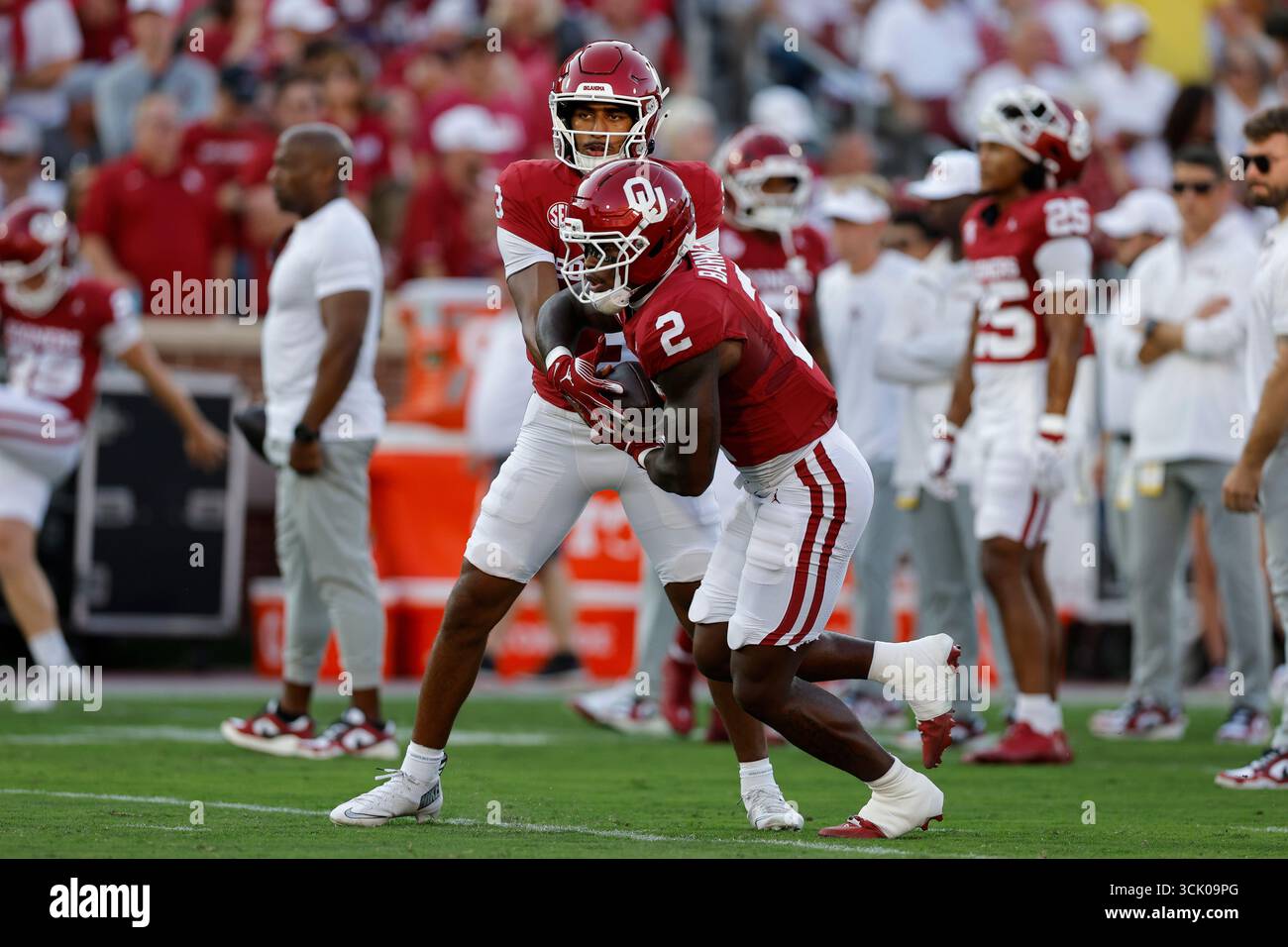 Oklahoma quarterback Michael Hawkins Jr. (3) and running back Jovantae ...
