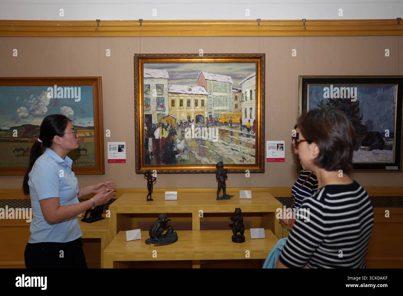 (250909) -- HARBIN, Sept. 9, 2025 (Xinhua) -- Visitors view paintings ...
