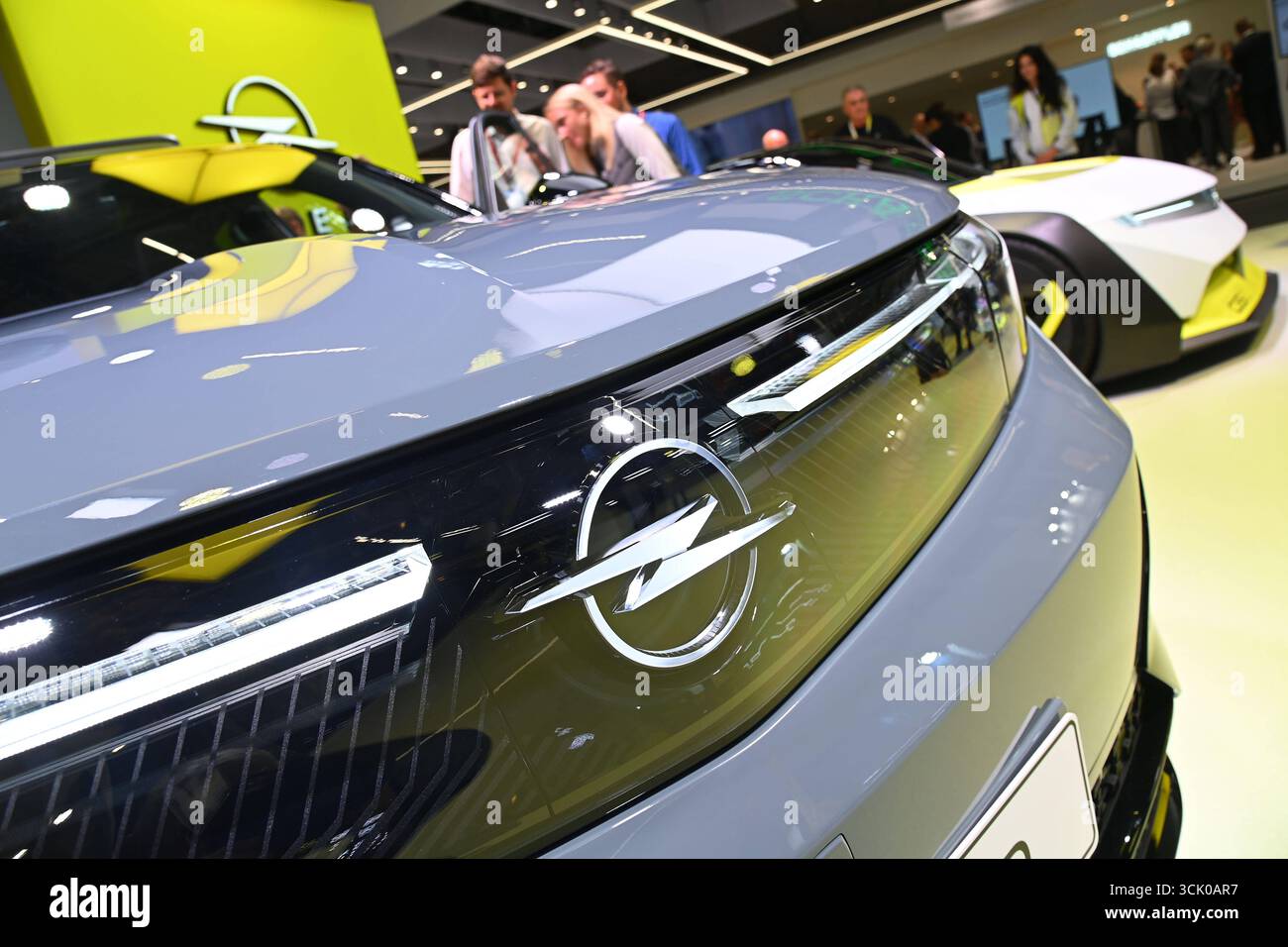 Stand von Opel,,Kuehlergrill mit Logo,Emblem,Opel Blitz,Firmelogo ...