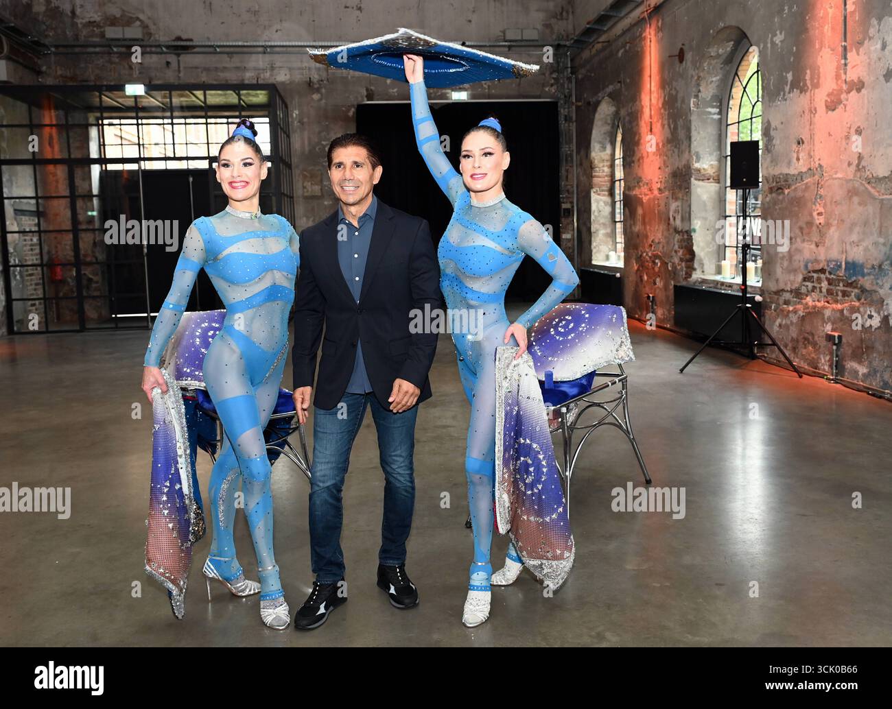 Artist Erdeo Pellegrino m und Crystal Sisters, die Zwillingsschwestern ...