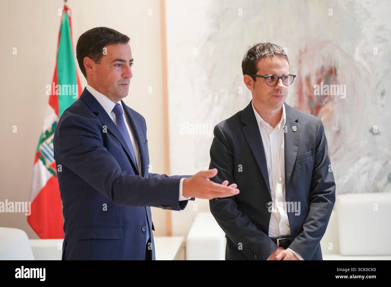 The lehendakari, Imanol Pradales (left), receives the leader of EH ...
