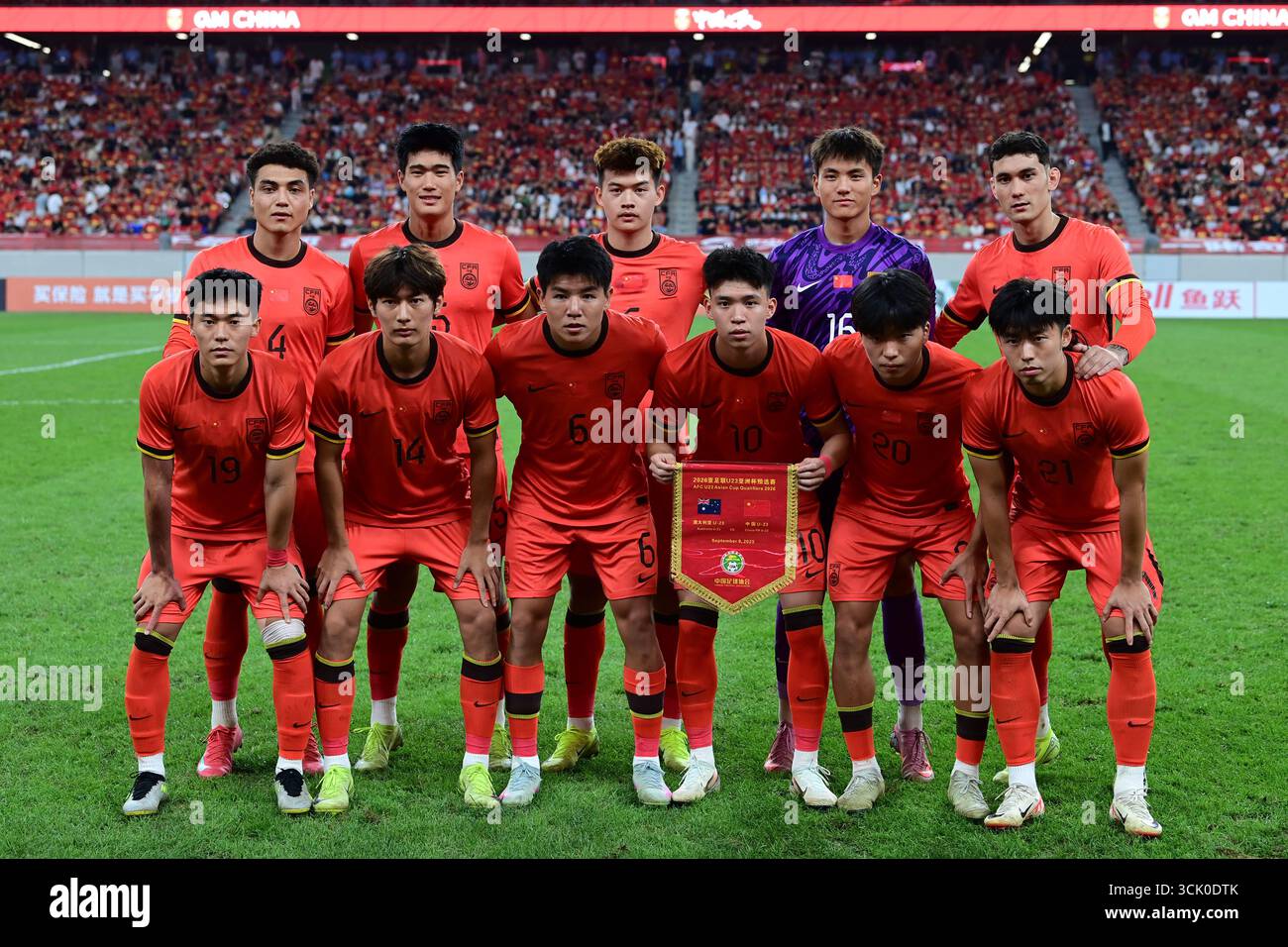 (250909) -- XI'AN, Sept. 9, 2025 (Xinhua) -- Players of China pose ...