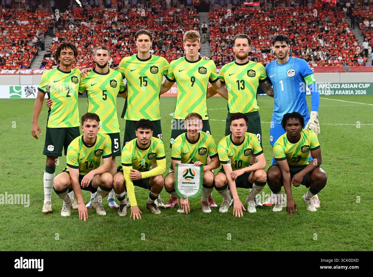 (250909) -- XI'AN, Sept. 9, 2025 (Xinhua) -- Players of Australia pose ...