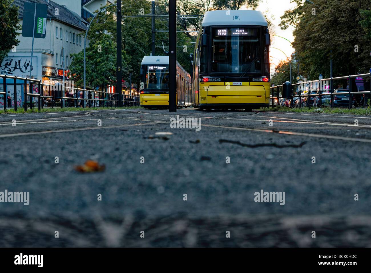 Tram-Endhaltestelle M10 im Abendlicht 2025-09-08 Deutschland, Berlin ...