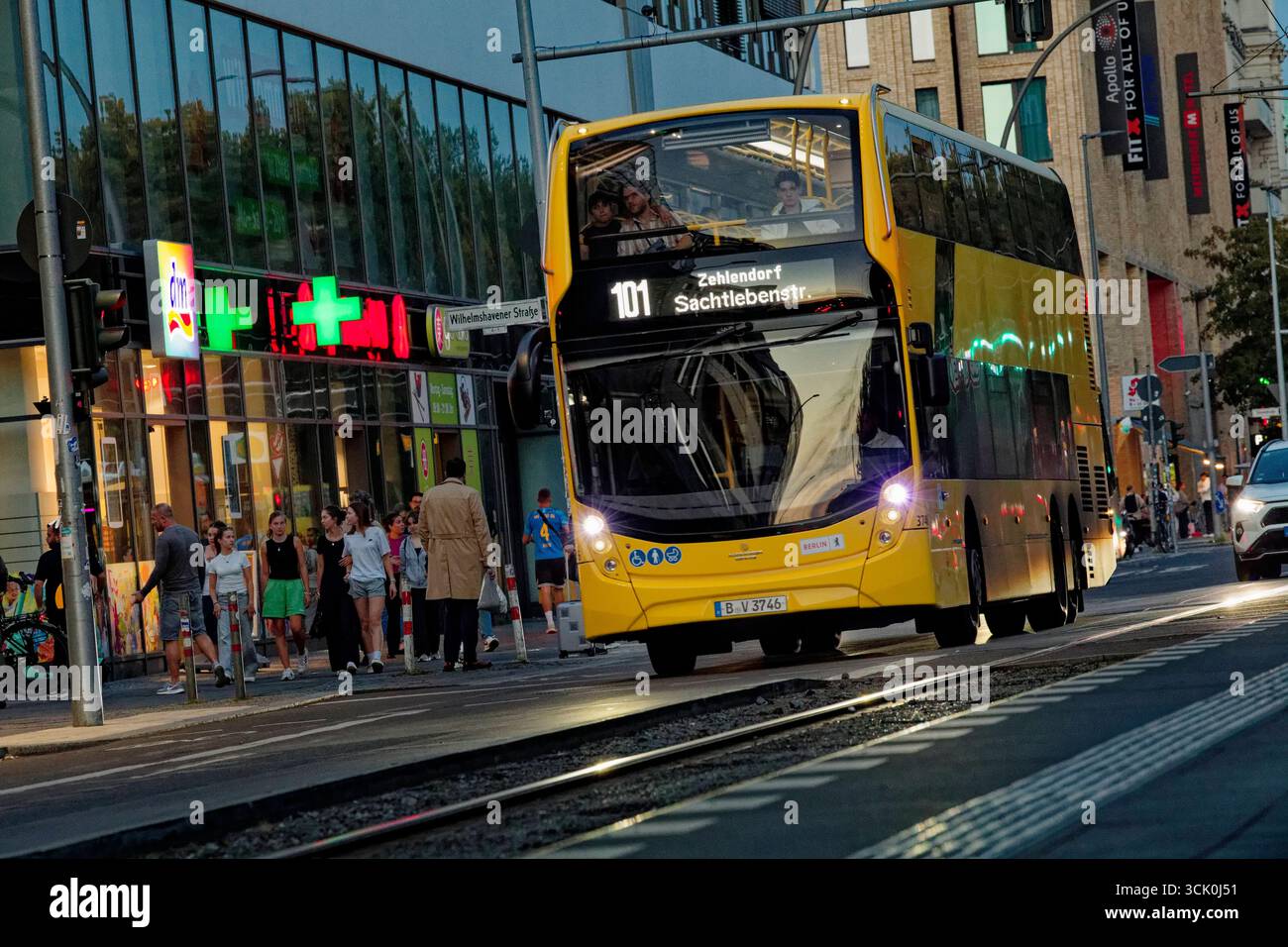 BVG-Busse auf der Turmstraße im Abendlicht 2025-09-08 Deutschland ...