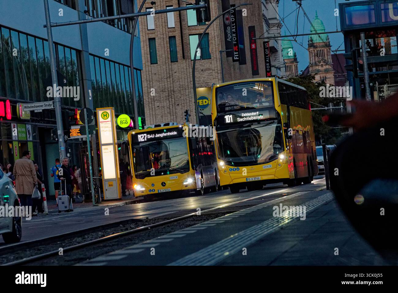 BVG-Busse auf der Turmstraße im Abendlicht 2025-09-08 Deutschland ...