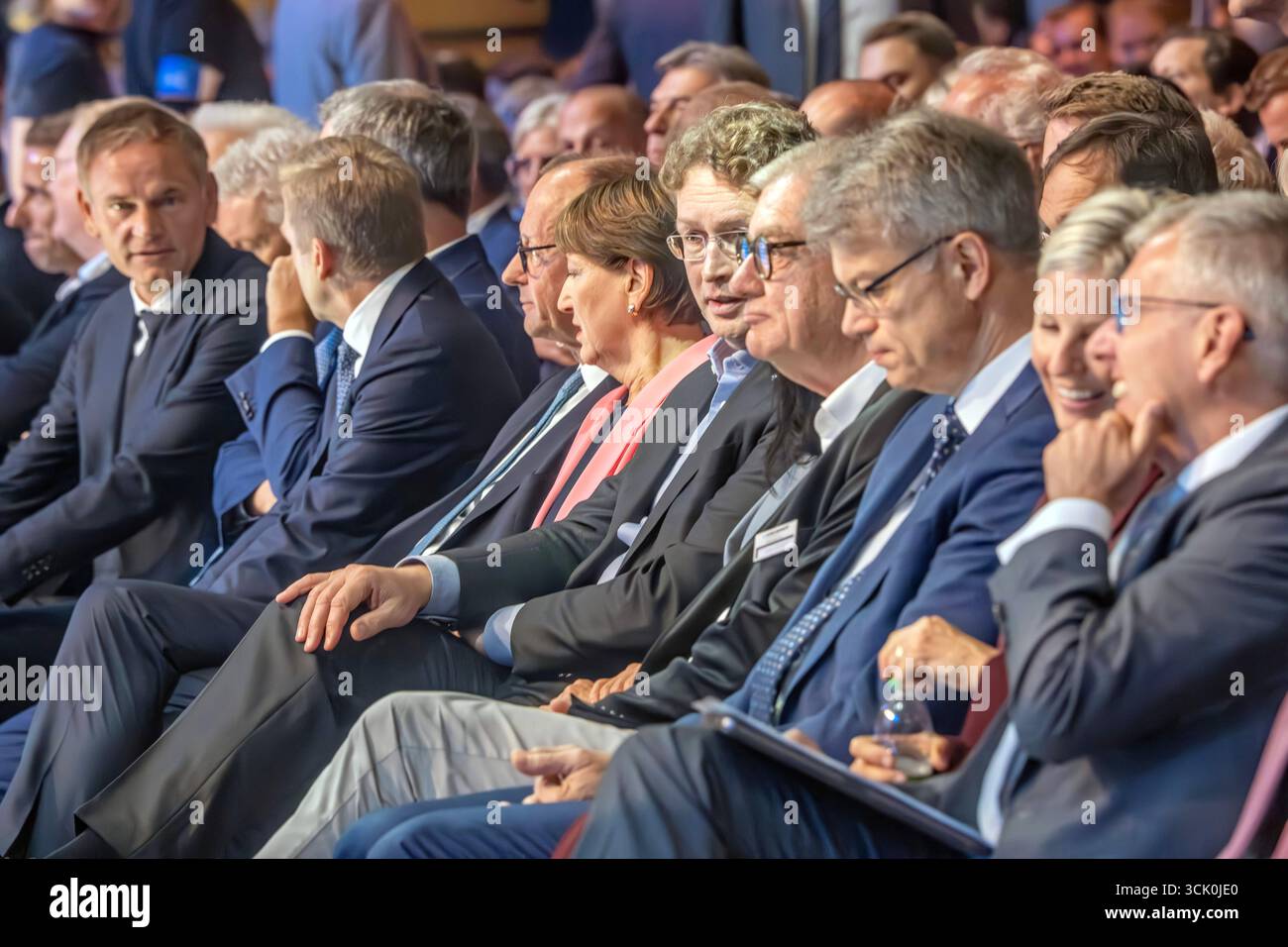 Bundeskanzler Friedrich Merz mit Automobilmanagern bei der ...