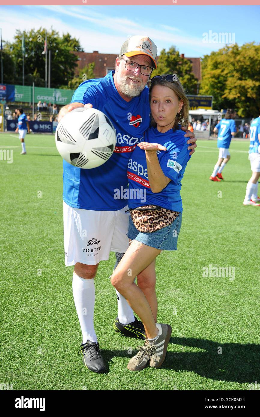 Nova Meierhenrich mit Freund Brian Bojsen. Benefiz-Fußballspiel KICKEN ...