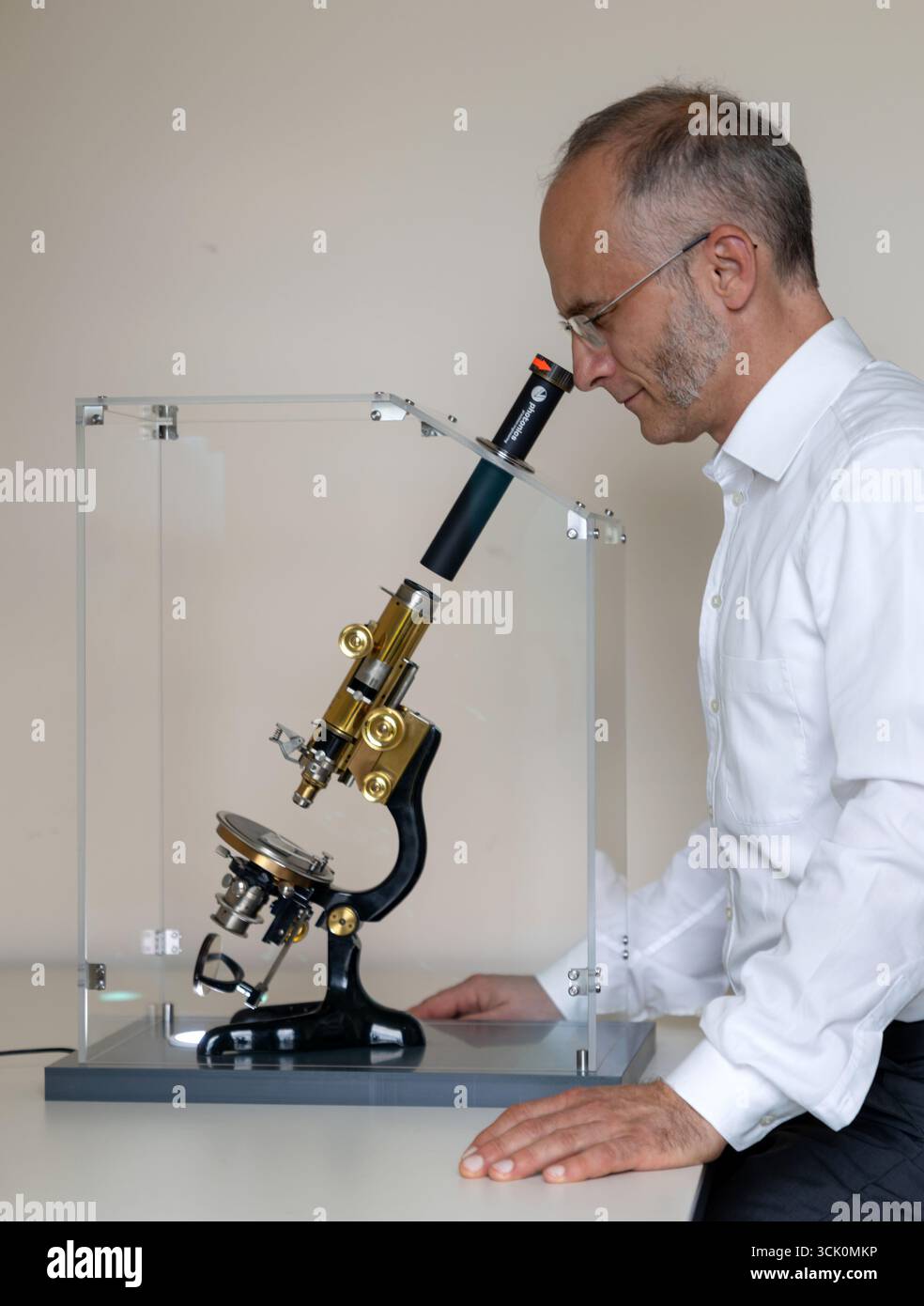09 September 2025, Thuringia, Jena: Timo Kappes, founding director, looks into a Leitz ...