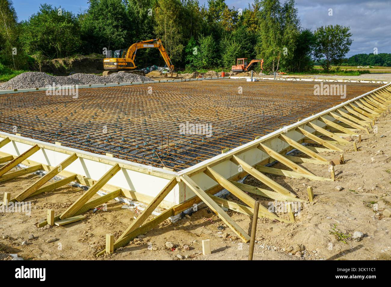Thermal insulated steel rebar grid and wooden formwork foundation ...
