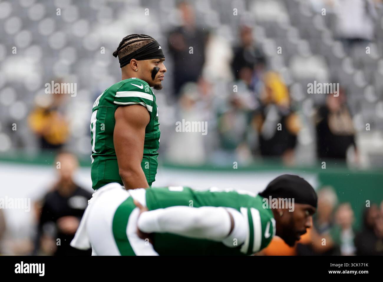 New York Jets quarterback Justin Fields (7) warms up before an NFL football game against the ...
