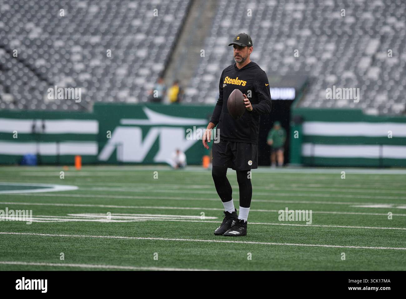 Pittsburgh Steelers' Aaron Rodgers warms up before an NFL football game ...