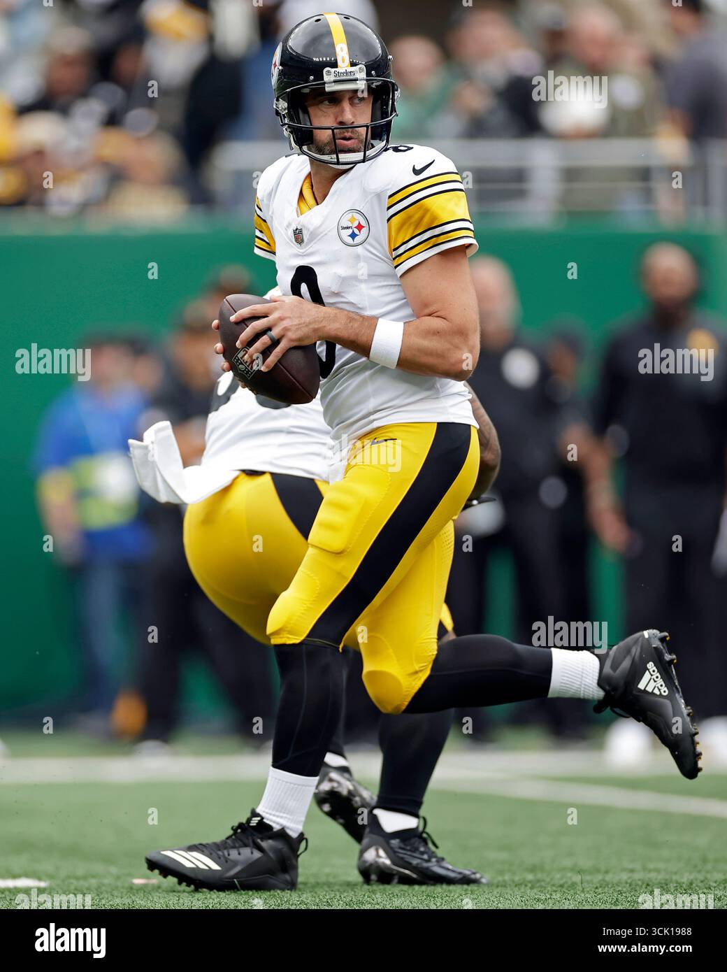 Pittsburgh Steelers quarterback Aaron Rodgers (8) looks to pass during ...
