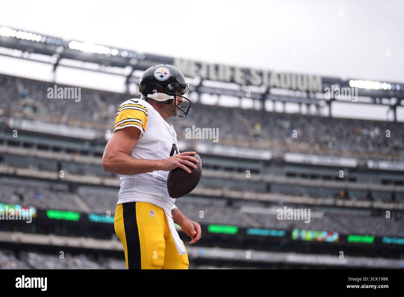 Pittsburgh Steelers' Aaron Rodgers warms up before an NFL football game ...