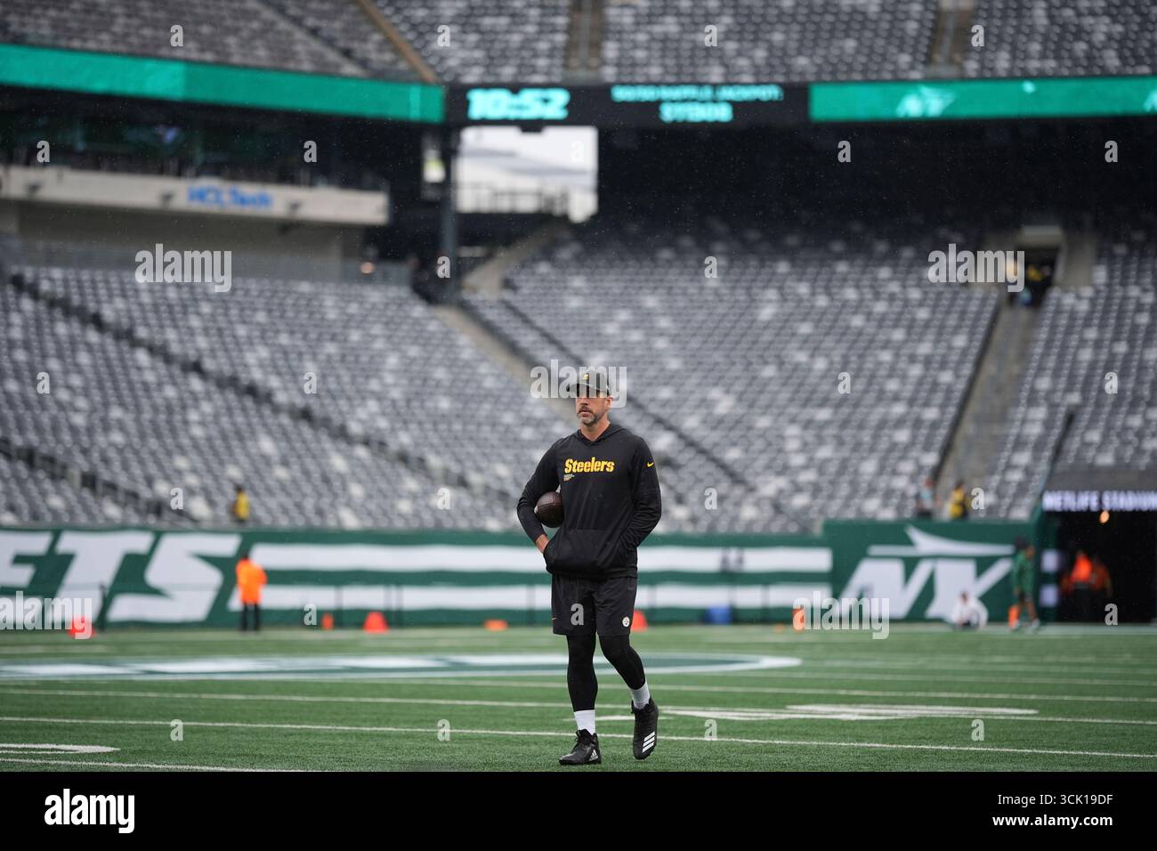 Pittsburgh Steelers' Aaron Rodgers warms up before an NFL football game ...