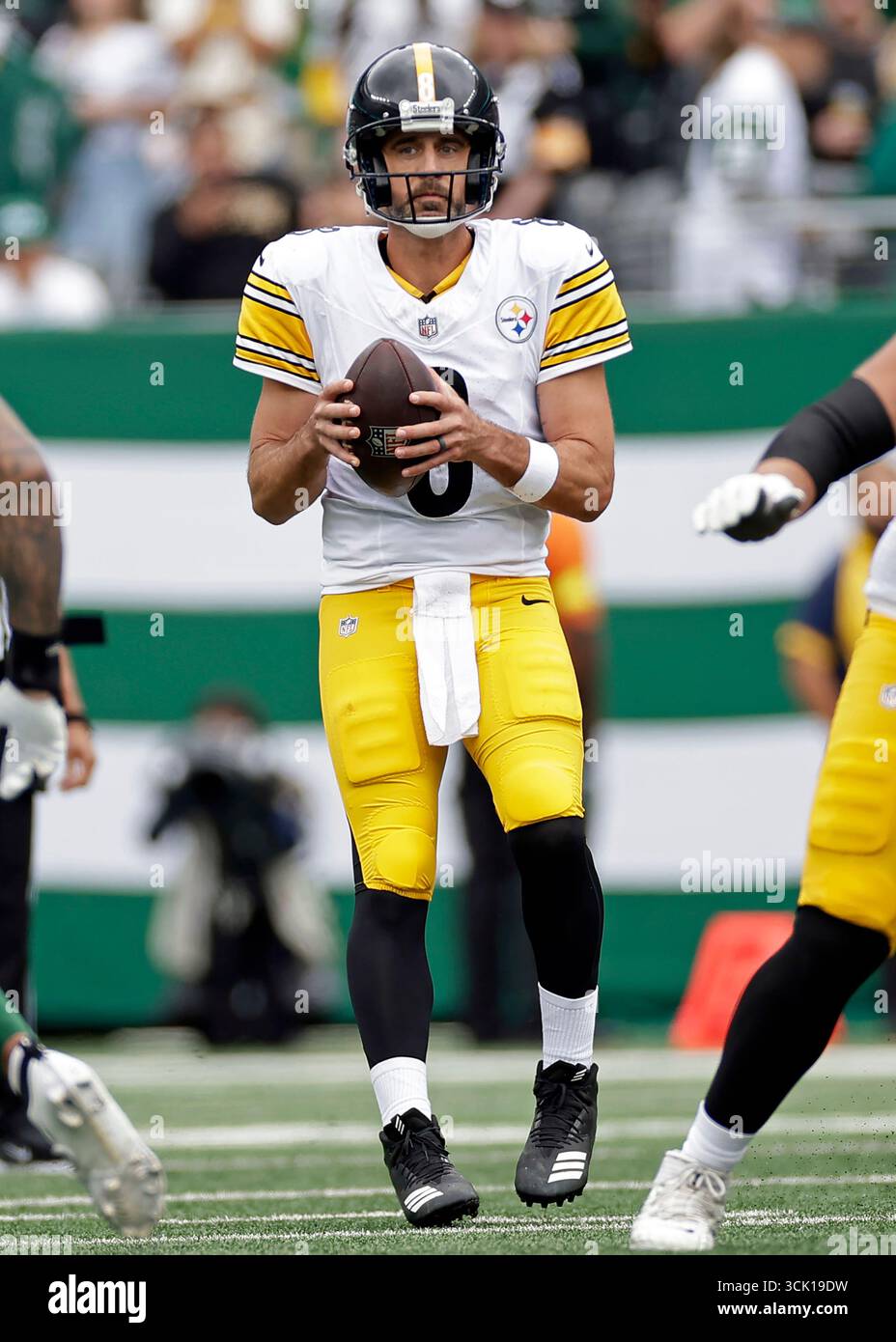 Pittsburgh Steelers quarterback Aaron Rodgers (8) looks to pass during ...