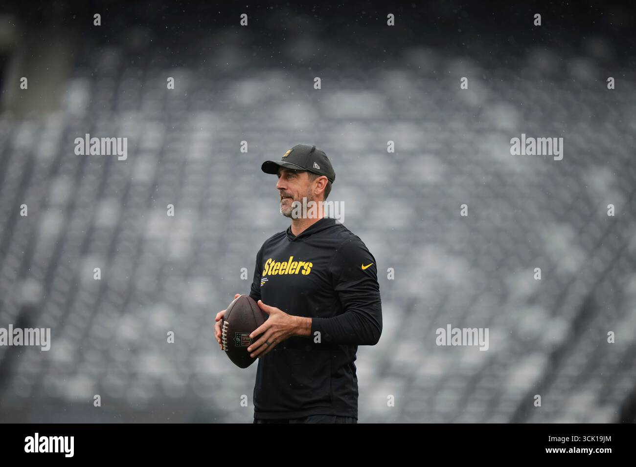 Pittsburgh Steelers' Aaron Rodgers warms up before an NFL football game ...