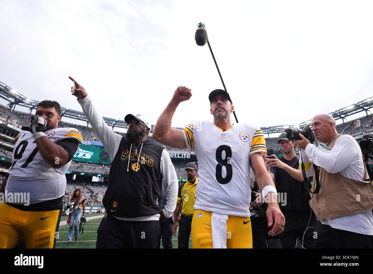 Pittsburgh Steelers' Aaron Rodgers and Mike Tomlin react after an NFL ...