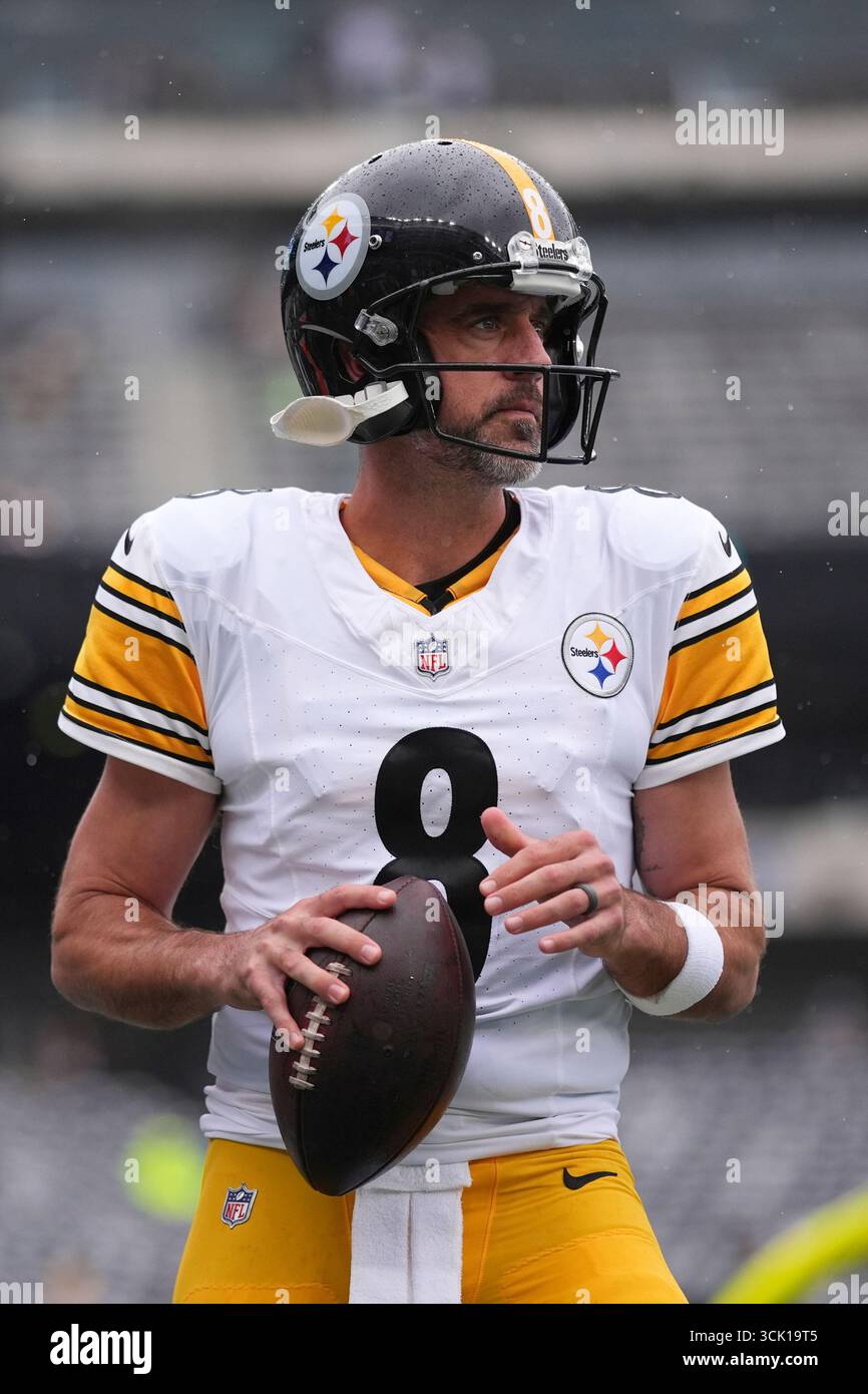 Pittsburgh Steelers' Aaron Rodgers warms up before an NFL football game ...