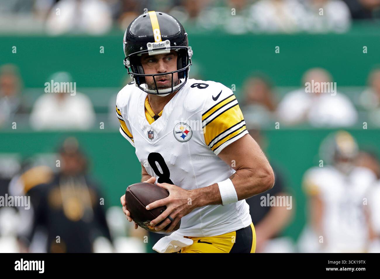 Pittsburgh Steelers quarterback Aaron Rodgers (8) looks to pass during ...