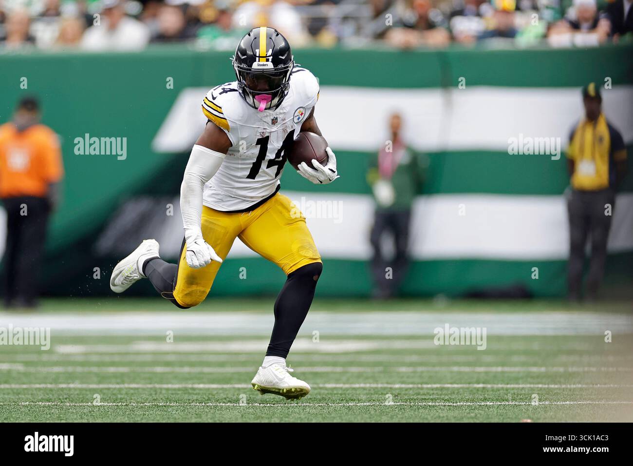 Pittsburgh Steelers running back Kenneth Gainwell (14) runs with the ...