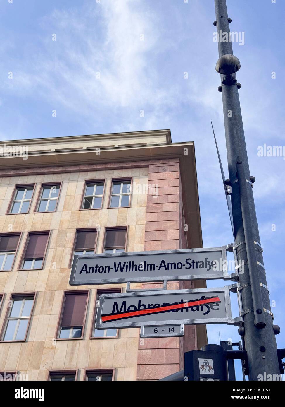 Mohrenstrasse Berlin Umbenennung 09092025 - Strassenschild in Berlin ...