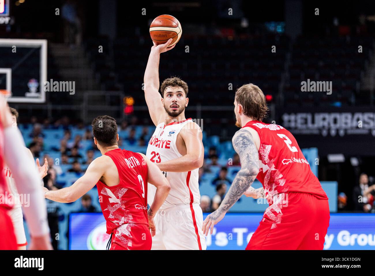 Andrezej Pluta (Polen, 0), Alperen Sengun (T?rkei, 23) am Ball ...