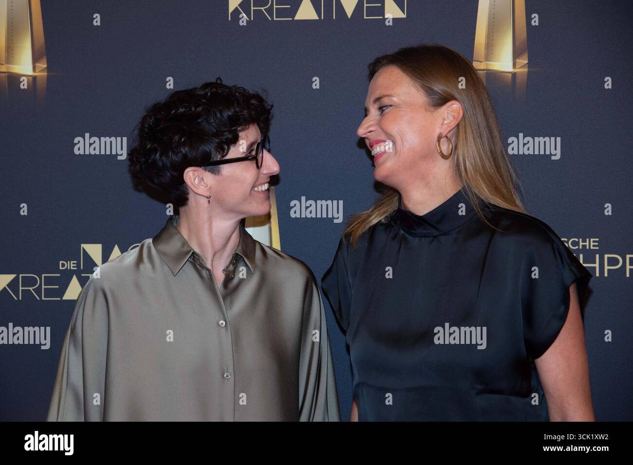 von links: Andrea Andi PEK, Friederike HOHMUTH, Roter Teppich, Red ...