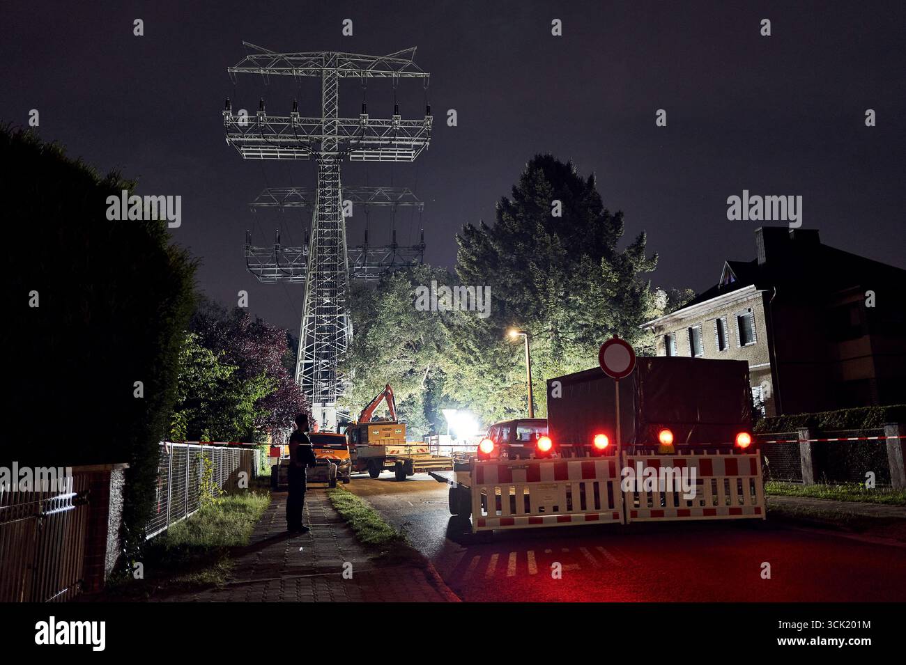 09 September 2025, Berlin: Repair work is being carried out on a ...