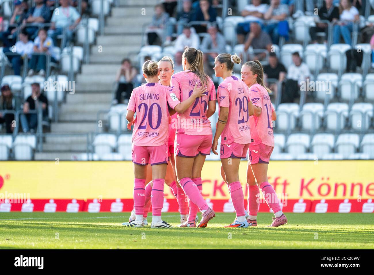 Laura Gloning (TSG Hoffenheim, #20), Vanessa Diehm (TSG Hoffenheim, #06 ...