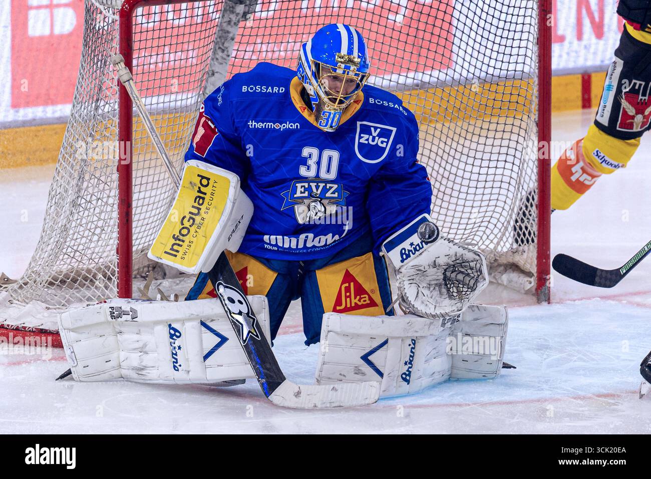 Save by goalkeeper Leonardo Genoni #30 (EV Zug) - 09.09.2025 - National League, Regular Season ...