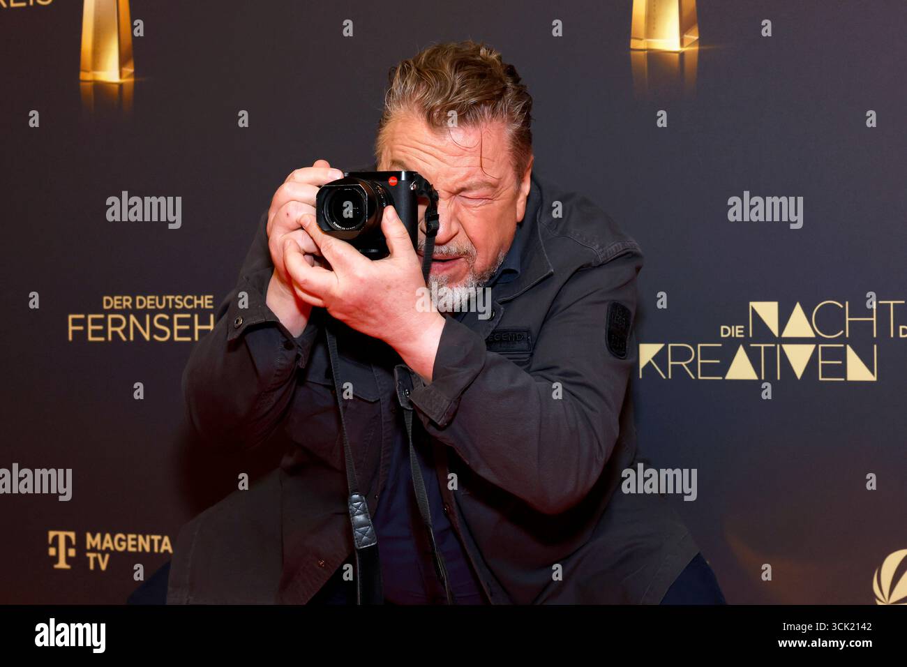 Schauspieler Armin Rohde mit einer Leica beim roten Teppich bei der ...