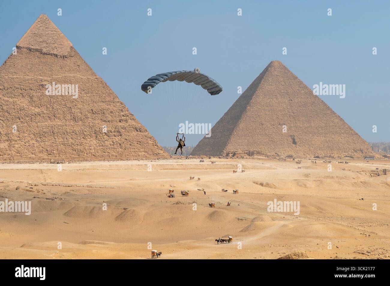 Giza, Egypt. 06 September, 2025. A soldier parachutes over tourists ...
