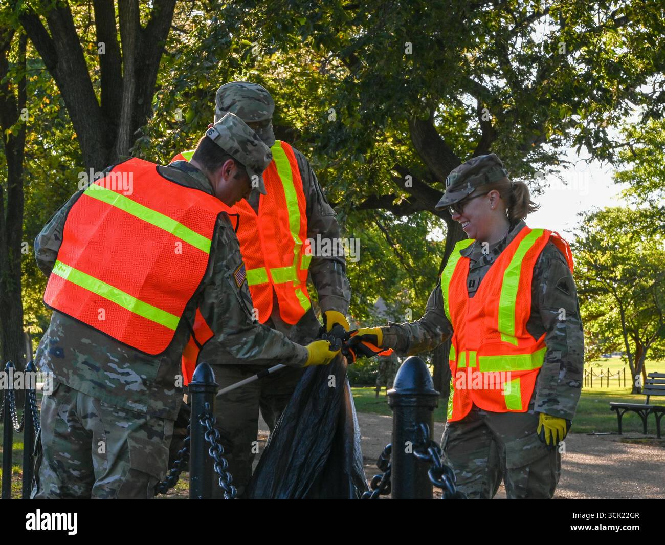 Washington, United States. 08th Sep, 2025. Soldiers with the National ...