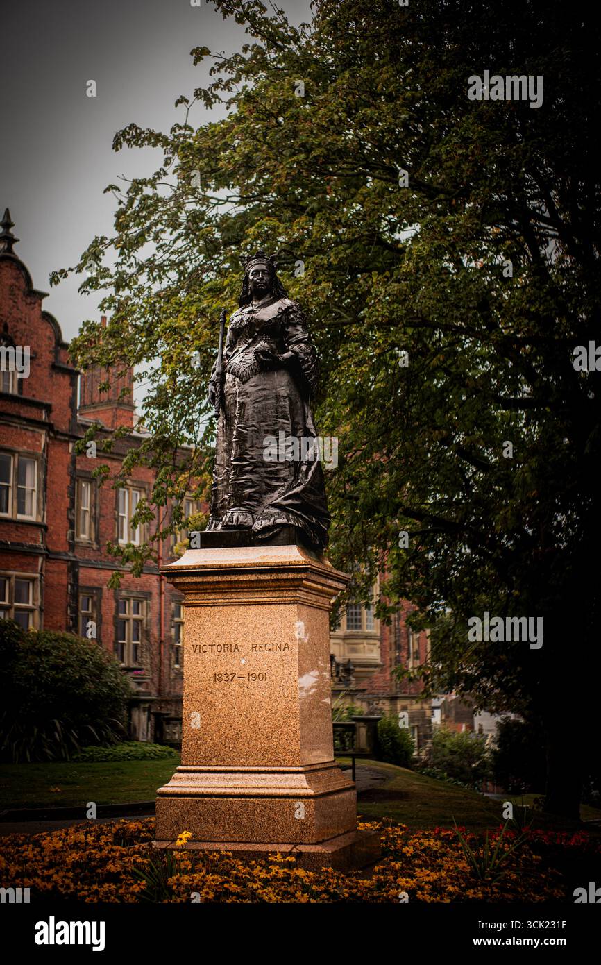 Statue of Queen Victoria – Victoria Regina Stock Photo - Alamy