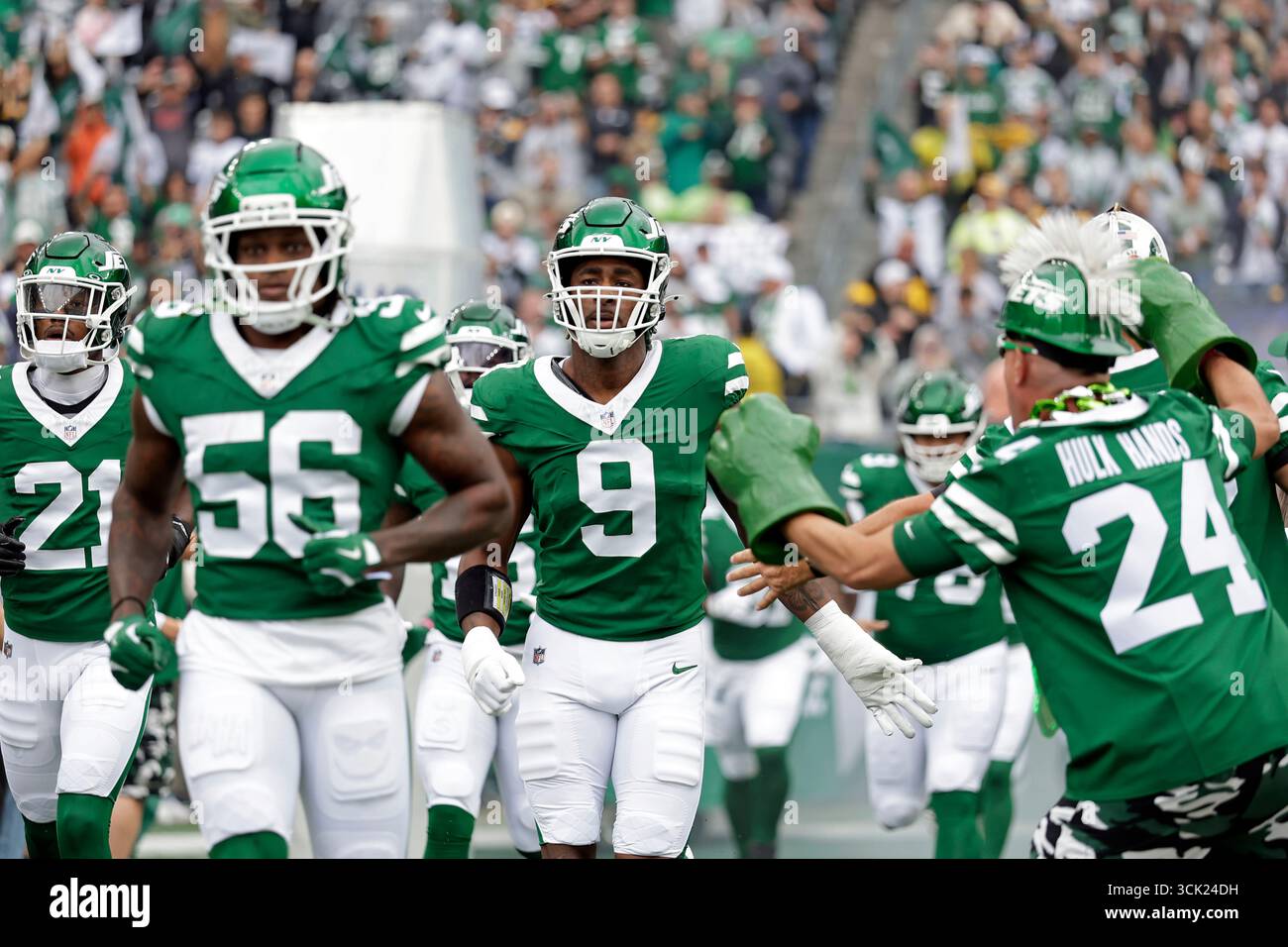 New York Jets defensive end Will McDonald IV (9) takes the field for an ...